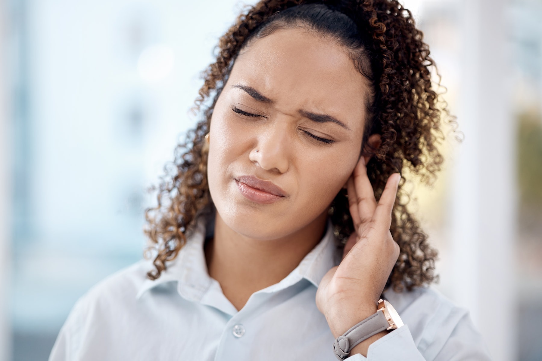 Oreilles bouchées : causes et solutions efficaces | Audition Cornuau